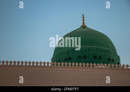 Außenbild der Propheten-Moschee in Medina in Saudi-Arabien, der grünen ...