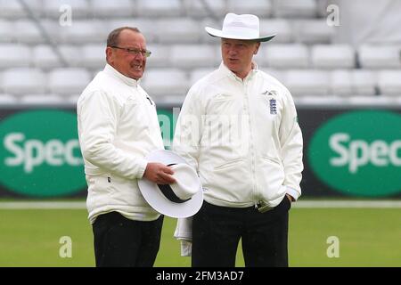 Die Schiedsrichter Ian Gould (R) und Ben Debenham überprüfen zusammen ...