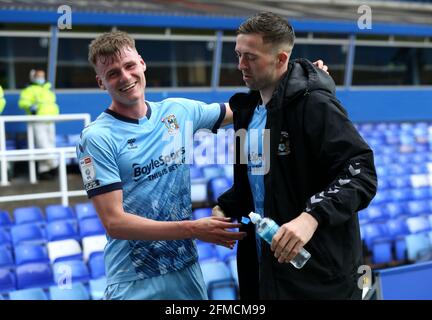 Jack Burroughs von Coventry City (rechts) feiert den Sieg nach dem ...