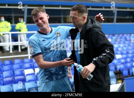 Jack Burroughs von Coventry City (rechts) feiert den Sieg nach dem ...