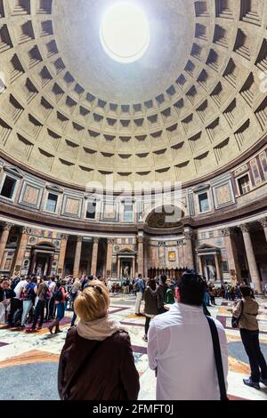 Das Pantheon in Rom, Italien: Das Innere der Kuppel mit ihrem markanten ...