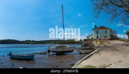 Blick auf Sunny Corner und Truro River, Cornwall, England ...