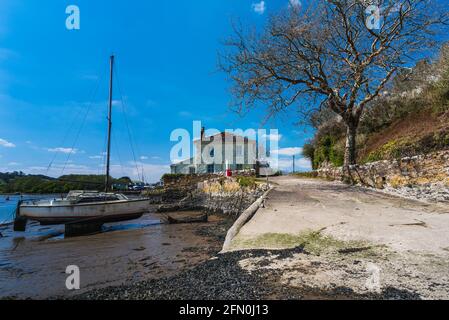 Blick auf Sunny Corner und Truro River, Cornwall, England ...