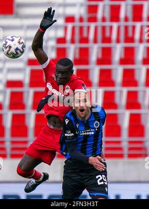 ANTWERPEN, BELGIEN - 13. MAI: Bas Dost des Club Brugge kämpft während ...