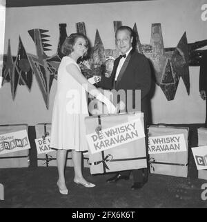 Cinerama Theater in der Marnixstraat in Amsterdam eröffnet; Sängerin ...