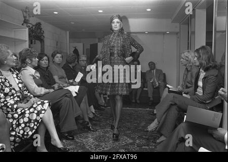 Edgar Vos zeigt Mode Herbst-Winter Kollektion 1972-1973. Vos mit drei ...