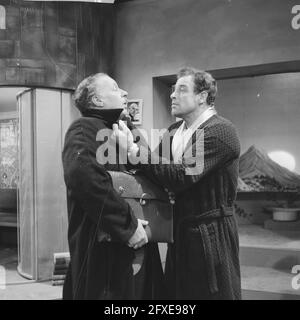 Fernsehspiel Eve in Naherfst . Leo de Hartogh (liegend) und Jan Retel ...