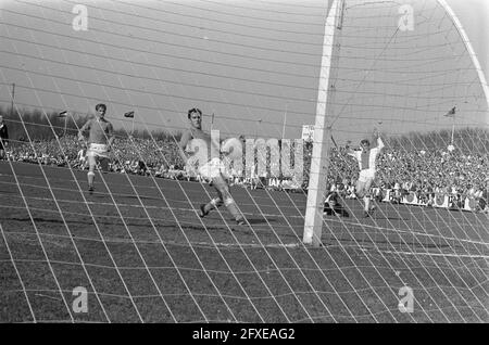 Telstar / Ajax 3. Piet Keizer im Duell mit Bakker, 20. August 1967 ...