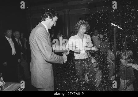 Goldene Griffel-/Bürstenpreise; Guus Kuyer (mit goldenem Griffel) (l ...