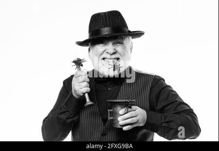 Seltsamer alter Großvater mit grauem Bart. Teufelsmann. Urlaub und ...