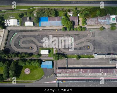 Kurvenfahrt von oben, Aerial View Autorennen Asphaltbahn und Kurve ...