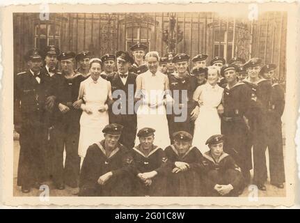 Matrosen und drei Krankenschwestern in Paris, 1943 Foto Gruppensegler ...