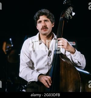Harvie Swartz, amerikanischer Jazz-Bassist, spielt mit dem Steve Kuhn ...