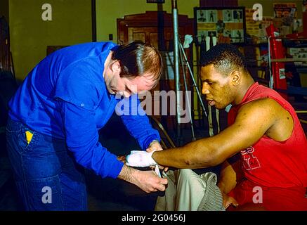 Mike Tyson lässt sich 1986 in Catskill, NY, die Hände von Trainer Kevin ...
