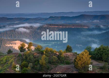 Blick vom Aussichtspunkt Serrat de Cal Tripeta in Santa Maria d'Oló bei ...