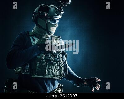 Studio-Porträt eines Soldaten, der eine Maske trägt, einen Helm mit ...