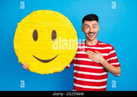 Emoji emoticon stolz auf sich selbst, zeigt sich mit den Fingern ...