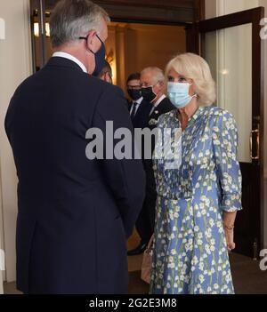 Die Herzogin von Cornwall spricht mit den Royal Ballet-Tänzern während ...