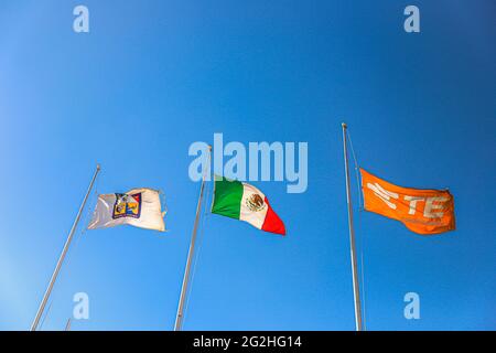 Regierungsflagge des Staates Sonora, Flagge Mexikos und Flagge mit dem ...