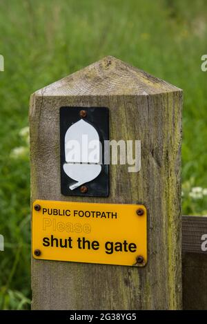 Wegweiser entlang des Hadrian's Wall Path mit dem Eichelsymbol an den ...