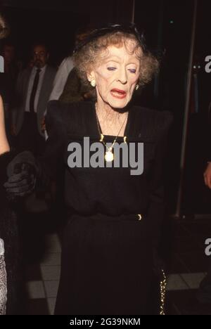 Bette Davis bei den AFI Awards 1987 im Kate Mantilini Restaurant in ...