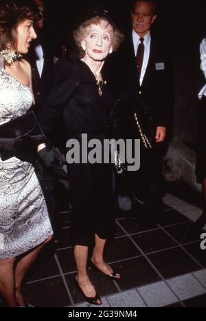 Bette Davis bei den AFI Awards 1987 im Kate Mantilini Restaurant in ...