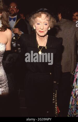 Bette Davis bei den AFI Awards 1987 im Kate Mantilini Restaurant in ...