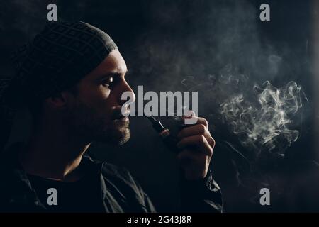 Junge und elegante Mann raucht eine Pfeife Stockfotografie - Alamy