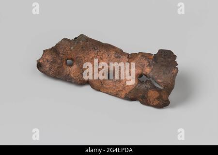 Rotes, langgezogenes Stück aus Kupfer aus dem Wrack der Ostindianer t ...