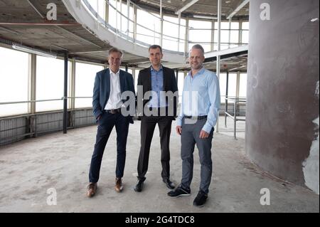 Dresden, Deutschland. Juni 2021. Ein Journalist fotografiert Carsten ...