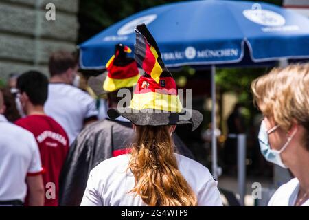 FUSSBALLFANS BEI EUROPAMEISTERSCHAFTEN. IM ZENTRUM VON MALMÖ RASEN ...