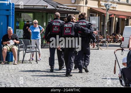 FUSSBALL-EUROPAMEISTERSCHAFT. IM ZENTRUM VON MALMÖ RASEN HOOLIGANS AUF ...