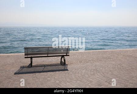 Einsame Bank am Ufer mit dem ruhigen Wasser Symbol der Ruhe ...