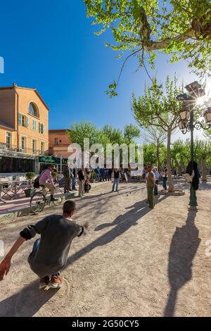 Frankreich, Var, Saint-Tropez, Boccia-Spieler auf der Place des Lices ...