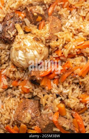 Usbekischer Reis devzira zum Kochen Pilaf in einer runden Tasse auf dem ...