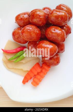 Thai Street Food Sai krok Isan ist eine fermentierte Wurst in den ...