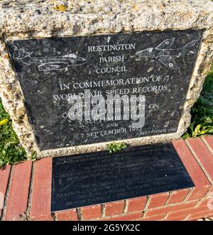 Die Plakette in Rustington, West Sussex, markiert zwei Weltrekorde in ...