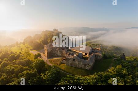 Schloss von sirok in Matra Mountains Ungarn. Erstaunliche historische ...