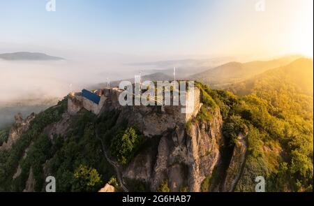 Schloss von sirok in Matra Mountains Ungarn. Erstaunliche historische ...