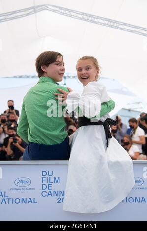 GUNTER DURET und MAYA VANDERBEQUE in PLAYGROUND (2021) -Originaltitel ...