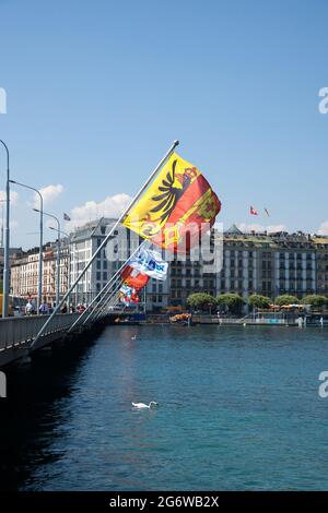 Fahne des Kantons Genf und Flagge der Schweiz im Zentrum von Genf auf ...