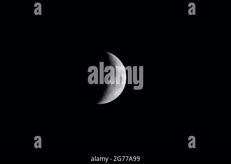 Waxing Crescent Moon. Die Mondphasen entstehen, wie das Erde-mond-Sonne ...