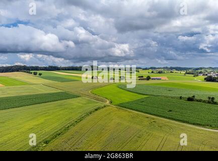Grüne Felder und Wiesen bei Andechs, Pfaffenwinkel, Luftbild ...