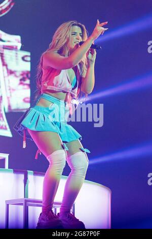 Die spanische Sängerin Lola Indigo tritt live auf einem Konzert beim ...