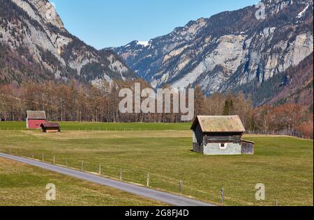 Ländliche Scheunen im oberen Taminatal bei Vaettis mit Bergstation der ...