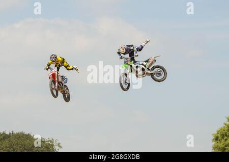 Motorrad-Stunt-Fahrer bei einer Show Cromer Norfolk England durch Luft ...