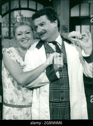 Die Abbildung zeigt eine Szene mit den Schauspielerinnen Ingrid von ...