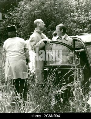 Inspektor Janot (Karl Lieffen) und Kommissar Bernard (Günther Neutze ...