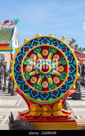 Das buddhistische Dharma-Rad, bekannt als das Rad der Lehre ...