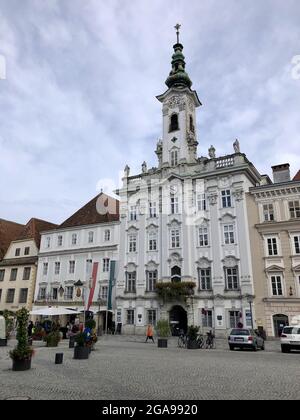 STEYR, ÖSTERREICH - 02. Okt 2020: Häuser auf dem Hauptplatz in der ...